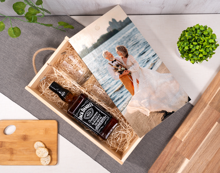 Caja con botella de Jack Daniel's y vasos personalizada - Regalo Original