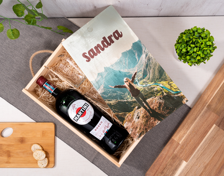 Caja con botella de Martini y vasos personalizada - Regalo Original