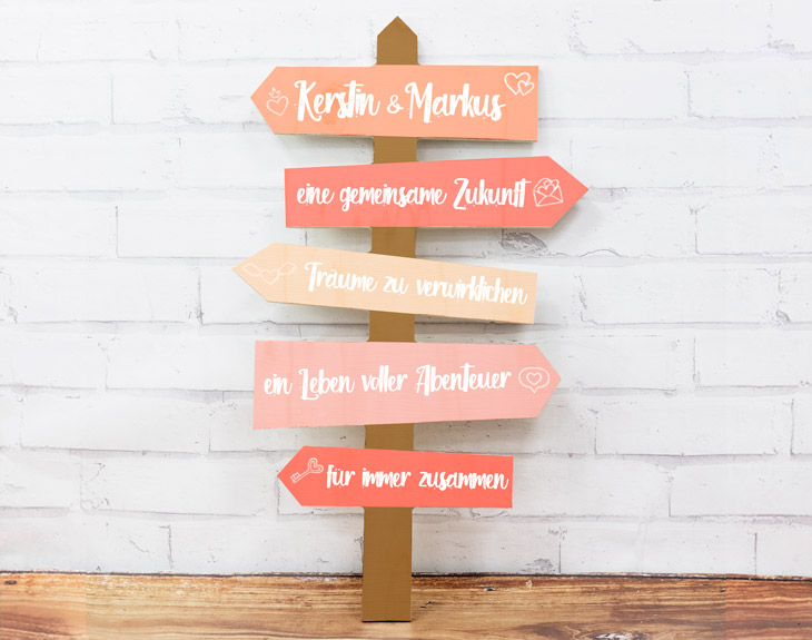 Personalisiertes, romantisches Pfeil-Schild aus Holz - Made In Gift