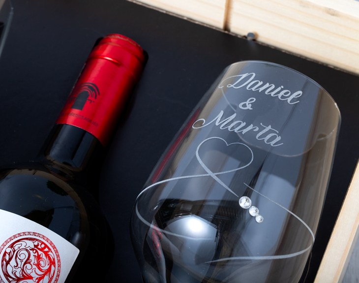 Caja con vino y copas personalizada - Regalo Original