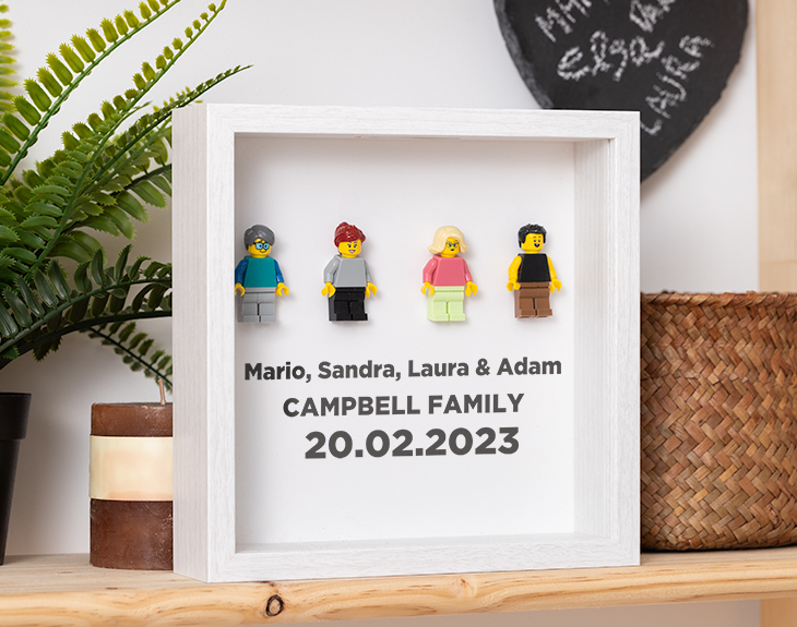 Wooden frame with Lego minifigures - Made In Gift