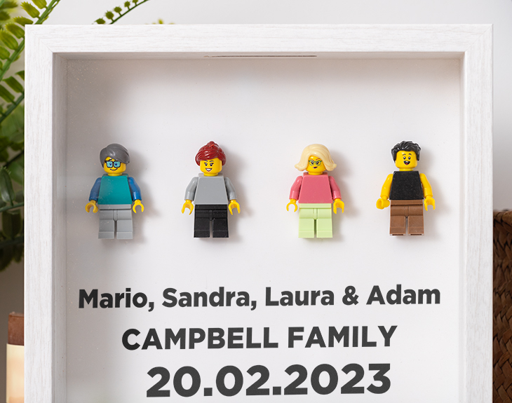 Wooden frame with Lego minifigures - Made In Gift