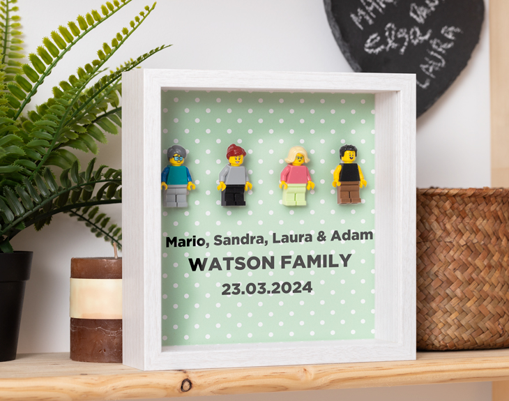 Wooden frame with Lego minifigures - Made In Gift