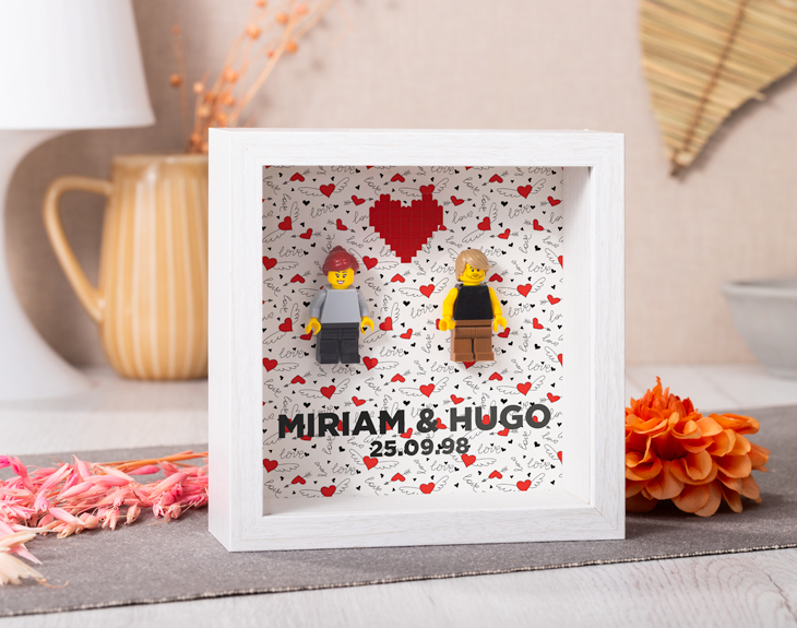 Moldura de madeira com Minifiguras Casal Lego-MadeInGift