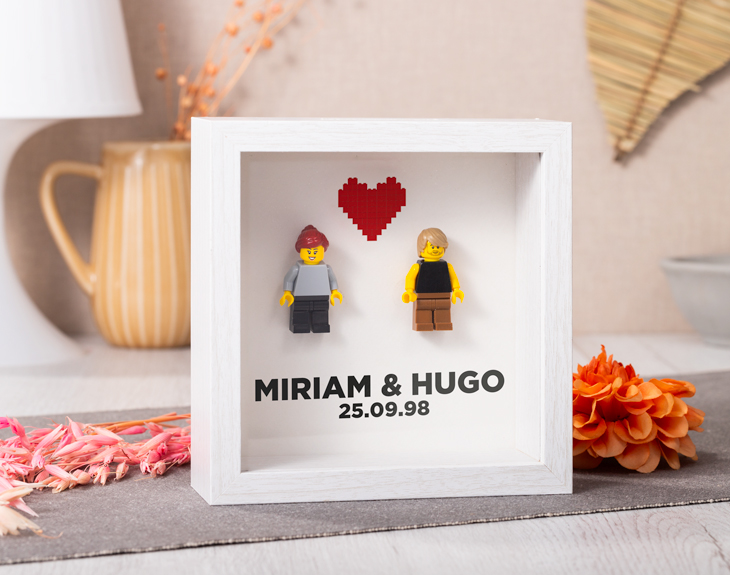 Moldura de madeira com Minifiguras Casal Lego-MadeInGift