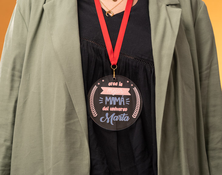 Medalla circular "Mejor mamá del universo" personalizada - Regalo Original