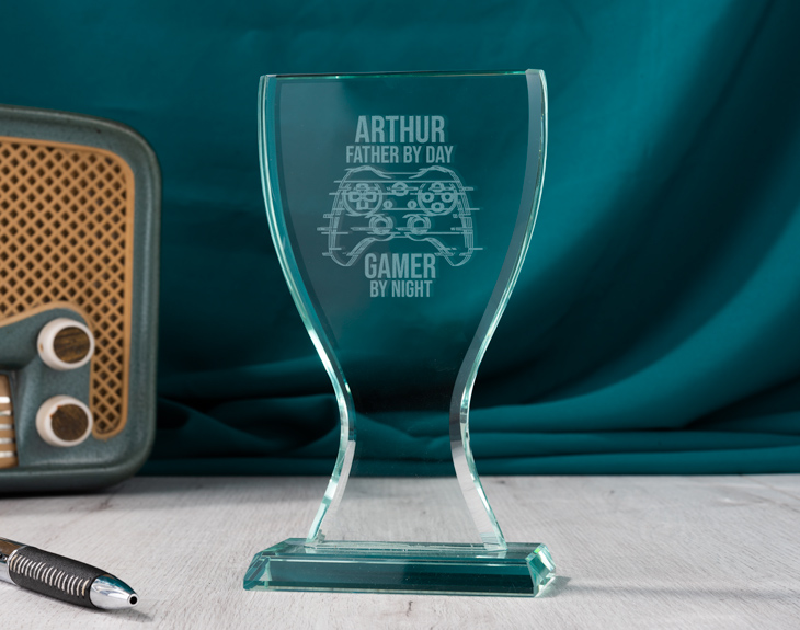 Personalised glass trophy "Gamer dad" - Made In Gift